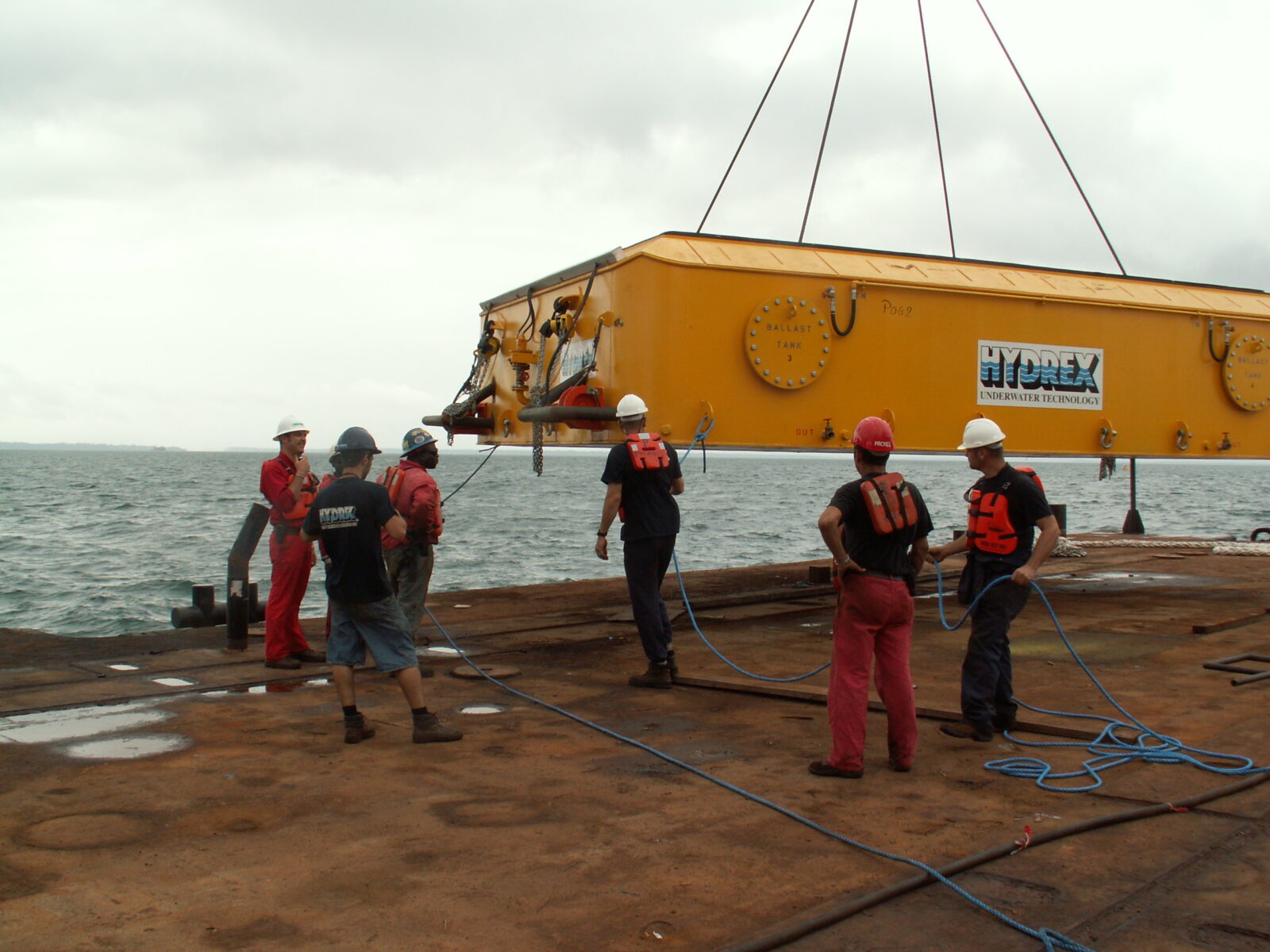 Azimuth thruster replacement on crane barge in Gabon - Hydrex